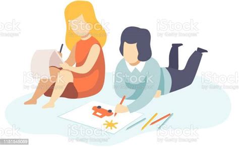 연필 아이 창의력 교육 개발 벡터 일러스트와 함께 그리는 귀여운 소년과 소녀 그리기에 대한 스톡 벡터 아트 및 기타 이미지