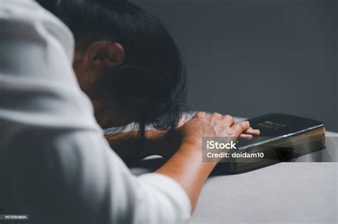 일몰 시간에 현대 집에서 무릎을 꿇고 기도하는 여자 하느님께 드리는 여성 가톨릭 기도 예배는 믿음으로 새벽에 가정에서 더 나은 삶을 기원합니다 무릎을 꿇고 있는 숭배자들의