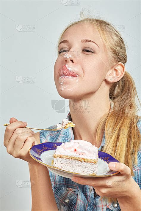 女孩吃甜点