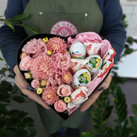 Коробка-сердце с лизиантусом и конфетами купить с доставкой по цене ...