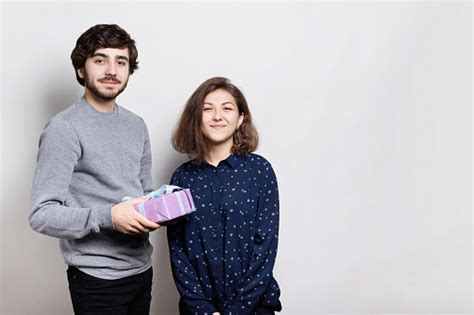 하얀 배경 위에 나란히 서 있는 즐거운 부부의 사진이 선물을 들고 있다 감정을 받아들이고 나누기 선물로 사랑과 애정을 고백 감정에 대한 스톡 사진 및 기타 이미지 Istock