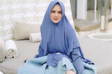 Tak Lagi Berbalut Busana Syar I Gaya Baru Mulan Jameela Pakai Turban Dan Manset Hitam Langsung