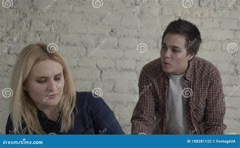 Dos Muchachas Lesbianas Jovenes Pelean Entendiendo Mal Conflicto