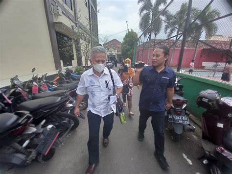Diperiksa Kpk Selama 6 Jam Entis Sutisna Halimi Selaku Dosen Unsri