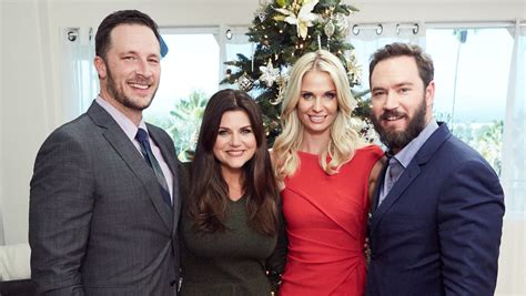 Watch Tiffani Thiessen And Mark Paul Gosselaar Reunite For A Little Christmas Cooking