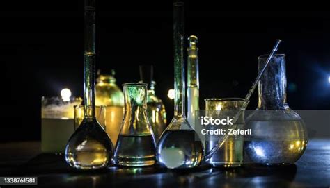 실험실에서 용액을 가진 유리 플라스크를 테스트합니다 과학 및 의학 배경 어두운 톤 배경에 실험실 테스트 튜브 과학 연구 장비