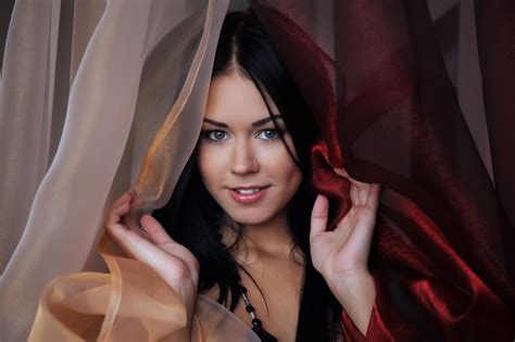 배경 화면 여자들 초상화 긴 머리 빨간 사진술 웃고있는 흑발 검은 머리카락 유행 커튼 란제리 사람 메이시 B 의류 소녀 아름다움 눈 레이디