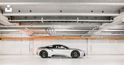 주차장에 주차된 흰색 스포츠카 사진 Unsplash의 무료 슬로벤스코 이미지