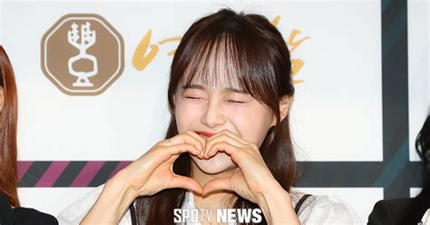 [포토s] 이달의소녀 츄 깜찍한 깨물 하트