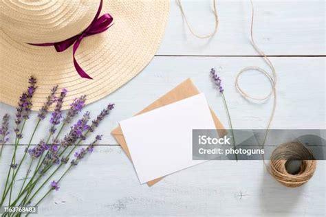 빈티지 봉투 빈 종이 카드 모형 라벤더 꽃 밀짚 모자와 소박한 파란색 나무 배경에 꼬기 로맨틱 한 구성 사랑 편지 개념 플랫