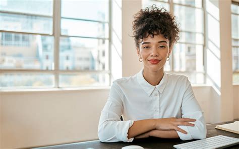 흑인 여성 초상화 및 사무실에서 창 배경에 대한 사고 계획 및 관리를 위한 리더십 얼굴 사업가 및 계획 창업 및 경력 목표 및 혁신에 대한 비전 보기 정적 활동에 대한 스톡