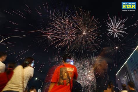 Philippine Star - TATLONG ARAW NA LANG, PASKO NA! 🌟🎇 Families cheer and ...
