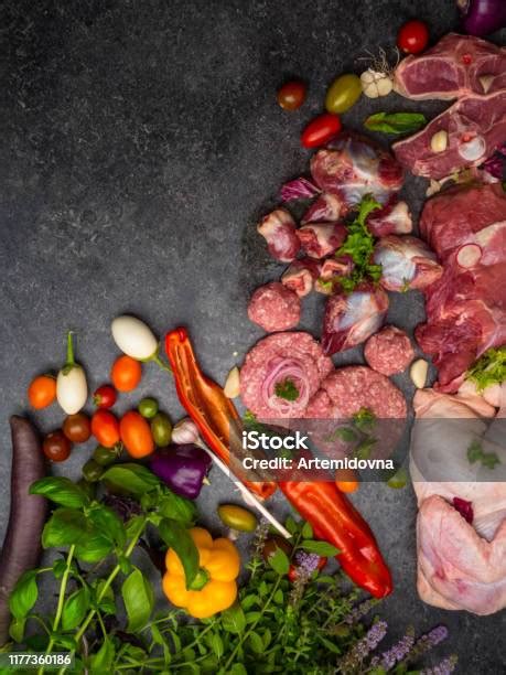 생고기의 다른 종류 쇠고기 닭고기 양고기 길버트 돼지 고기 허브 양상추 마늘 체리 토마토 피망 녹지 고기에 대한 스톡 사진 및 기타 이미지 Istock