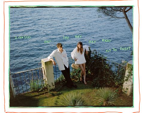 Gucci 구찌 구찌 2019 크루즈 패션쇼 런웨이에서 공개된 실크 타이와 루즈 핏 팬츠 테일러드 재킷은 알레산드로