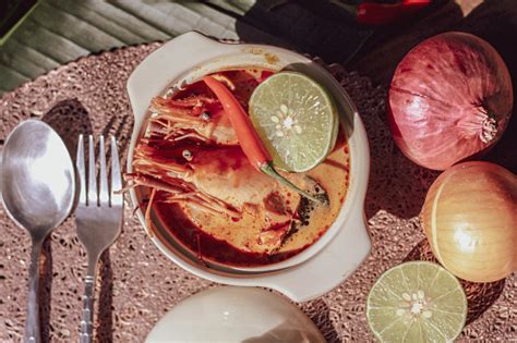 새우와 강 새우와 함께 한 톰 얌과 나무 테이블에 놓인 컵에 향신료와 칠리를 곁들인 톰 얌 0명에 대한 스톡 사진 및 기타 이미지 0명 갈랑갈 강 Istock