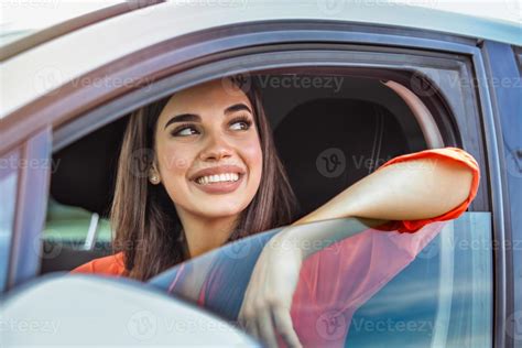 Mujer Joven Sentada En Un Coche Mujer Feliz Conduciendo Un Coche Y