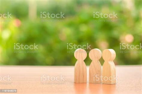 사람들의 세 나무 그림은 자연의 배경에 서있다 통신 회의 장소 대화를 할 수 있습니다 사례 및 계획 사회 및 지역 사회에 대한