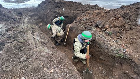 Bakhmut Civilians Struggle On With Daily Life Despite Battle Cnn
