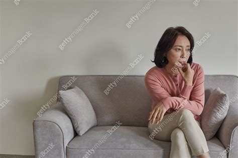 폐경기 컨셉 중년여자 성인여자 증상 우울 슬픔 후회 어두운표정 턱괴기 만지기 이미지 Jv11981982 게티이미지뱅크