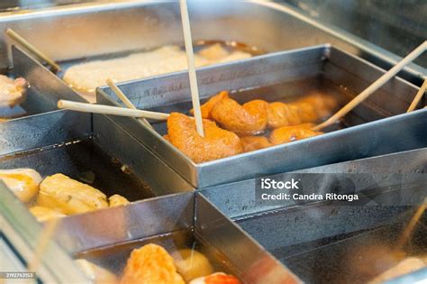 다양한 오뎅 재료가 나무 꼬치로 금속 용기에 끓여 육수로 요리하는 모습을 가까이서 볼 수 있습니다 0명에 대한 스톡 사진 및 기타 이미지 Istock