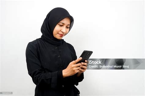 아름다운 아시아 젊은 무슬림 여자 들고 스마트폰 고립 된 에 흰색 배경 말하기에 대한 스톡 사진 및 기타 이미지 말하기 아라빅 양식 아랍문화 Istock