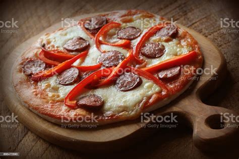 페퍼로니 나무 테이블에 파프리카와 뜨거운 수 제 피자 상위 뷰 0명에 대한 스톡 사진 및 기타 이미지 0명 건강에 좋지