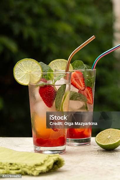 유리잔에 담긴 차가운 신선한 음료 배경에 녹색 야외 딸기 라임 민트 잎 얼음을 곁들인 상쾌한 여름 칵테일 딸기 모히토 세로 이미지 0명에 대한 스톡 사진 및 기타 이미지