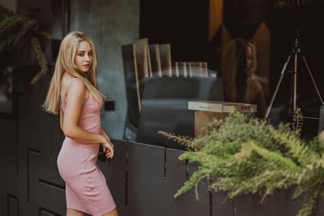 가게 앞 거리 거리 패션 금발 도시 배경 도시 설정 도시 패션 도시 풍경 도시의 도시의 삶 라이프스타일