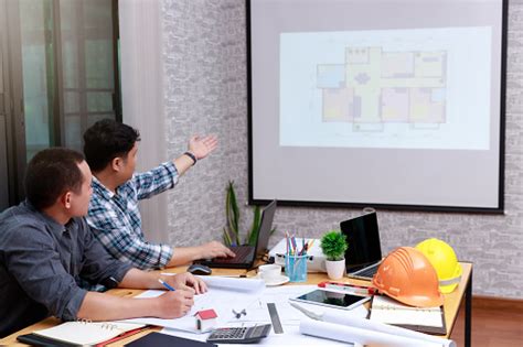 설계자 및 설계자 컨셉 엔지니어 아키텍트 및 인테리어 디자이너 오피스 팀이 청사진작업을 진행합니다 개념에 대한 스톡 사진 및