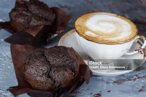두 개의 아름 다운 초콜릿 머핀 옆에 있는 회색 탁자에 카푸치노 커피 한잔 0명에 대한 스톡 사진 및 기타 이미지 0명 끓음 도넛 Istock