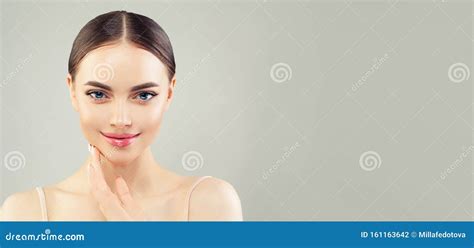 Hermosa Modelo Chica Con Piel Clara Foto De Archivo Imagen De Est Tico Hermoso