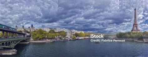 파리 프랑스의 세인 강과 에펠탑이 있는 거대한 파노라마 그것은 놀라운 구조와 세계의 경이로움입니다 에펠탑에 대한 스톡 사진 및