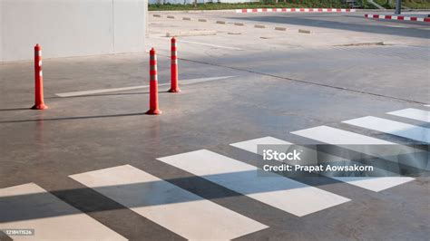 주차 주차장 구역의 시멘트 바닥에 보행자 흰색 마킹 라인과 화살표 기호가있는 도로 표지판 유연한 플라스틱 볼라드 모던 양식에 대한 스톡 사진 및 기타 이미지 Istock