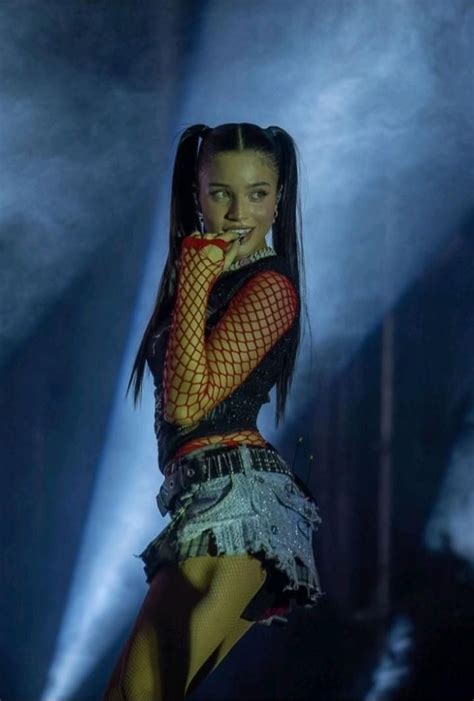 Emilia Mernes🖤🖤 Trajes Urbanos Disfraces De Famosos Celebridades