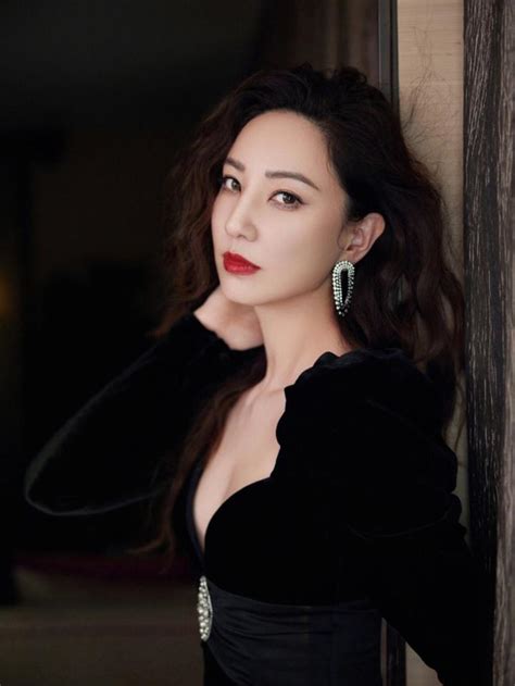郑希怡气质开挂了，一袭黑色连衣裙优雅精致，贵气典雅 知乎