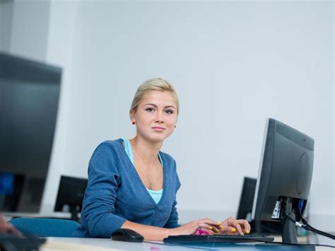 Babe Woman In Computer Lab Classroom 11925430 Stock Photo At Vecteezy