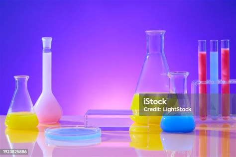 분홍색보라색 그라데이션 배경에 유리 제품에 담긴 생생한 액체의 정면 원근법 시뮬레이션된 실험 환경에서 제품 전시를 위한 빈 공간