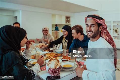 잔치를 깨기 위해 이프타르 저녁 식사를 하는 무슬림 가족 라마단 축제 기간 동안 집에서 전통 음식을 먹습니다 현대 가정에서의 이슬람 할랄 먹고 마시기 Ramadan