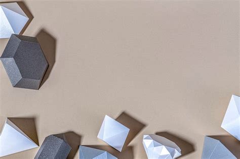 베이지색 배경에 3d 기하학적 모양 프리미엄 사진
