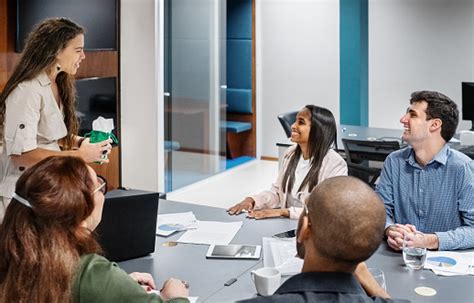 직원 회의에서 선물을 들고 동료에게 감사를 표하는 여성 사업가 1위에 대한 스톡 사진 및 기타 이미지 1위 20 24세 30 34세 Istock