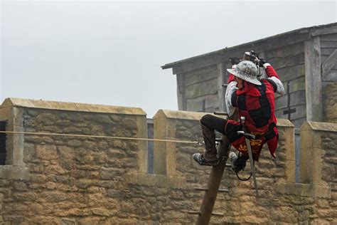 갑옷 건물 검은색 계획 고대 건축 고대의 공연 기사 기사도 기사의 갑옷 기사의 헬멧 나이트 작위 대담한 돌 돌담 르네상스 박람회 모험 모험심이
