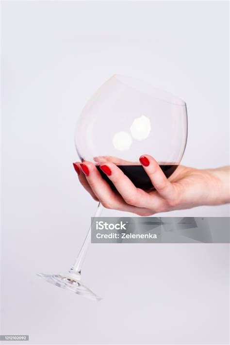 손톱 디자인 회색 배경에 밝은 빨간 봄 매니큐어와 손 여성의 손을 닫습니다 예술 손톱입니다 레드 와인 잔입니다 손톱에 대한 스톡 사진 및 기타 이미지 Istock