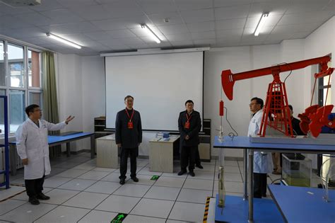 示范中心迎接教育部本科教育教学审核评估 石油工程与地质国家级实验教学示范中心、石油与天然气工程国家级虚拟仿真实验教学中心
