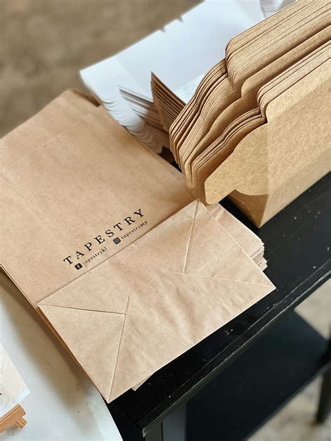 위에 종이가있는 골판지 상자 사진 Unsplash의 무료 말레이시아 이미지