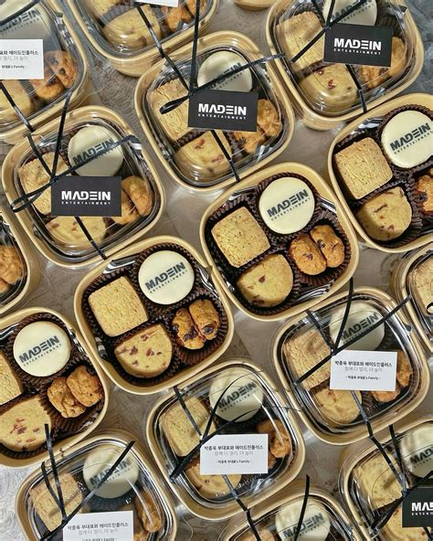 로운디 핑거푸드 케이터링 서포트 답례품 로운디의 로고 샌드쿠키에는 많은 메세지들이 채워지고 있어요~ 다양한 마음들이