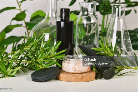 천연 스킨 케어 뷰티 제품 바다 소금 바디 스크럽 및 과학 실험실 유리 제품을위한 유기농 식물학 추출 브랜딩 모형을위한 블랭크 라벨 화장품 스파 용기 0명에 대한 스톡 사진