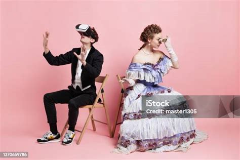 분홍색 배경에 고립 된 가젯을 사용하여 하인 페이지 소년과 저녁 드레스에 중세 왕실 사람의 이미지에 두 젊은 아름다운 여자 왕족에 대한 스톡 사진 및 기타 이미지 Istock