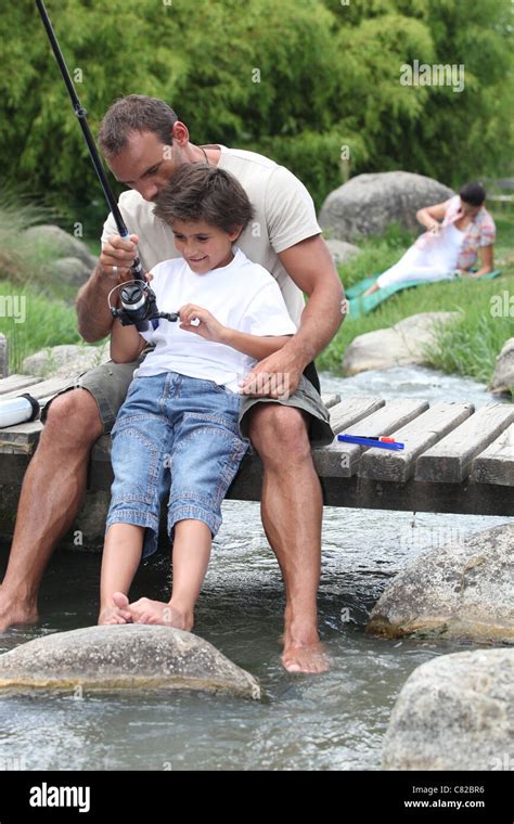 Madre E Figlio Seduti Con Canna Da Pesca Immagini E Fotografie Stock Ad