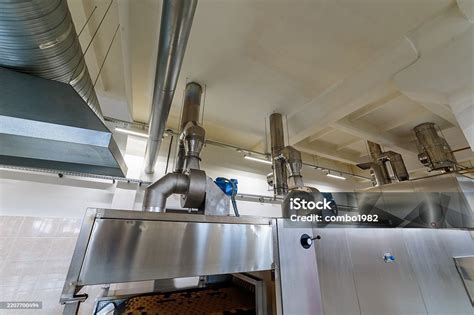 공장의 공기 덕트 파이프 공장의 작업장 전기 배기 장치로 천장으로 확장됩니다 워크숍의 일반적인 모습 0명에 대한 스톡 사진 및 기타 이미지 Istock