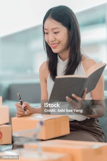 아시아 여성 프리랜서 중소기업 온라인 쇼핑 비즈니스 체크리스트 및 판지 상자 제품에 따라 작업 온라인 마케팅 기업가 세로 이미지 가상현실에 대한 스톡 사진 및 기타 이미지